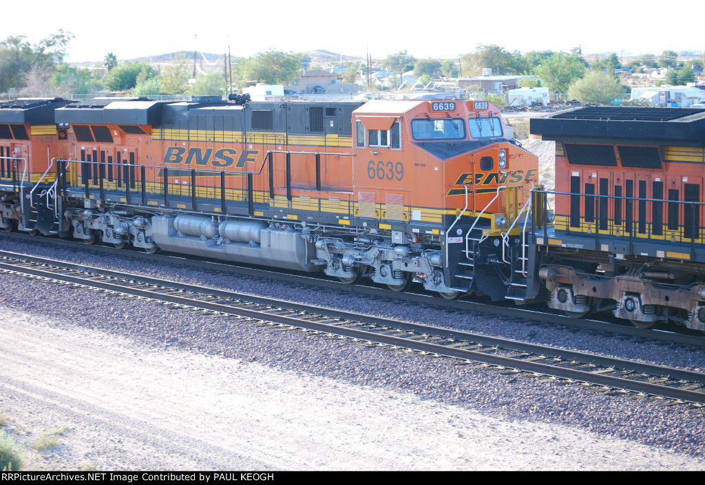 BNSF 6639 rolls westbound pulling a Z-Train as the # 2 unit.